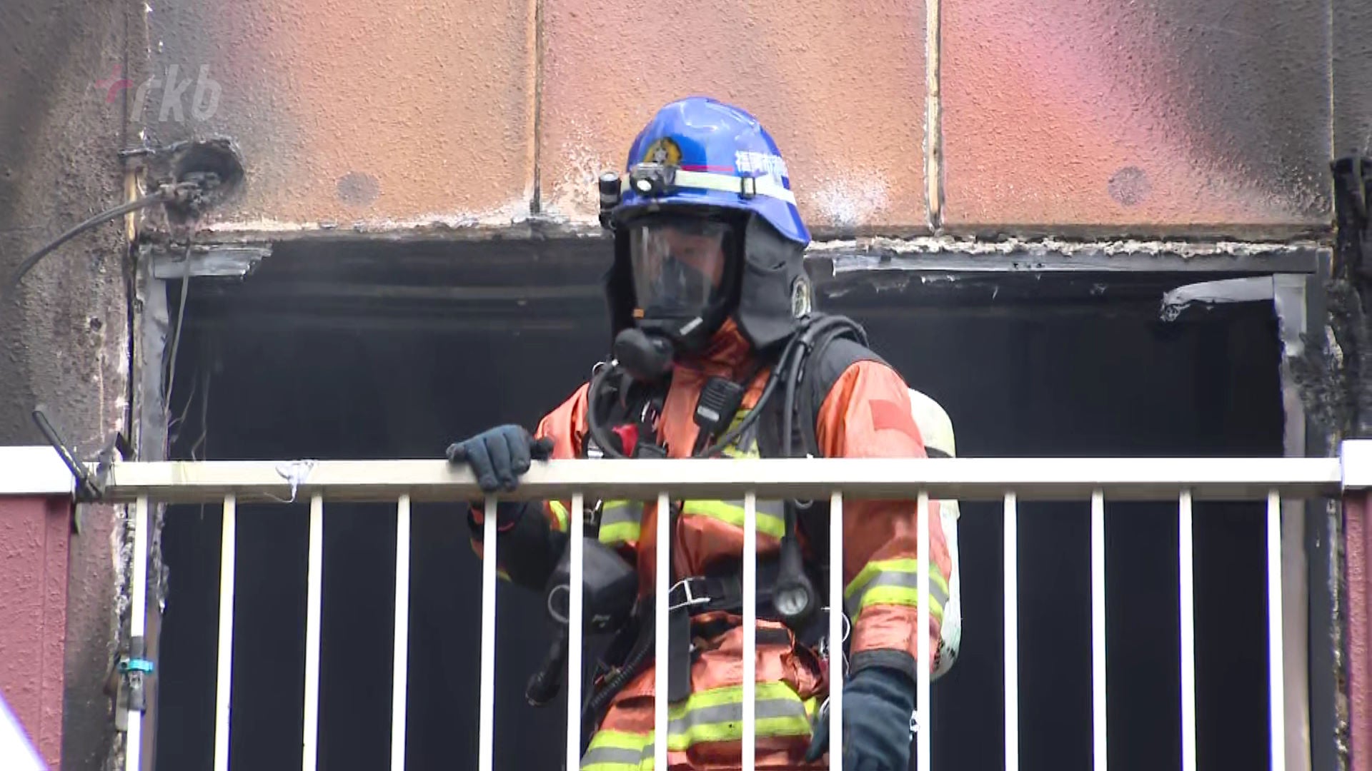 白昼4階から噴き出す炎、住人が外出中のマンションの一室が全焼－福岡 - RKB毎日放送